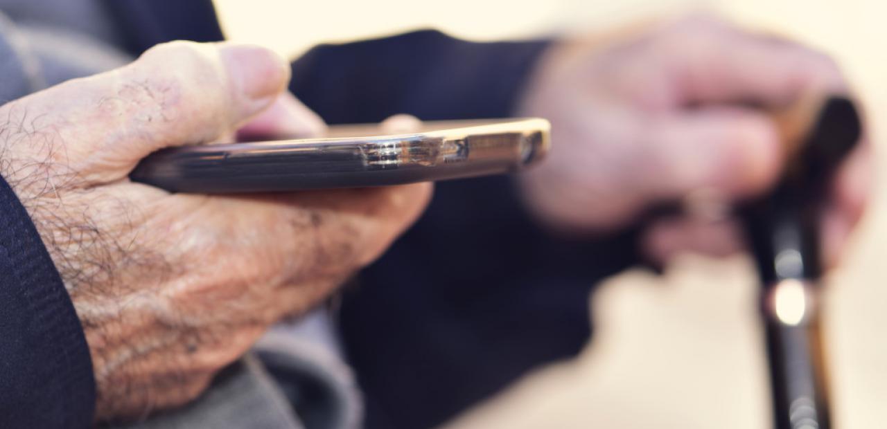 Opa Dirk (90) zocht een date op internet en werd voor duizenden euro’s opgelicht | Pointer | KRO ...